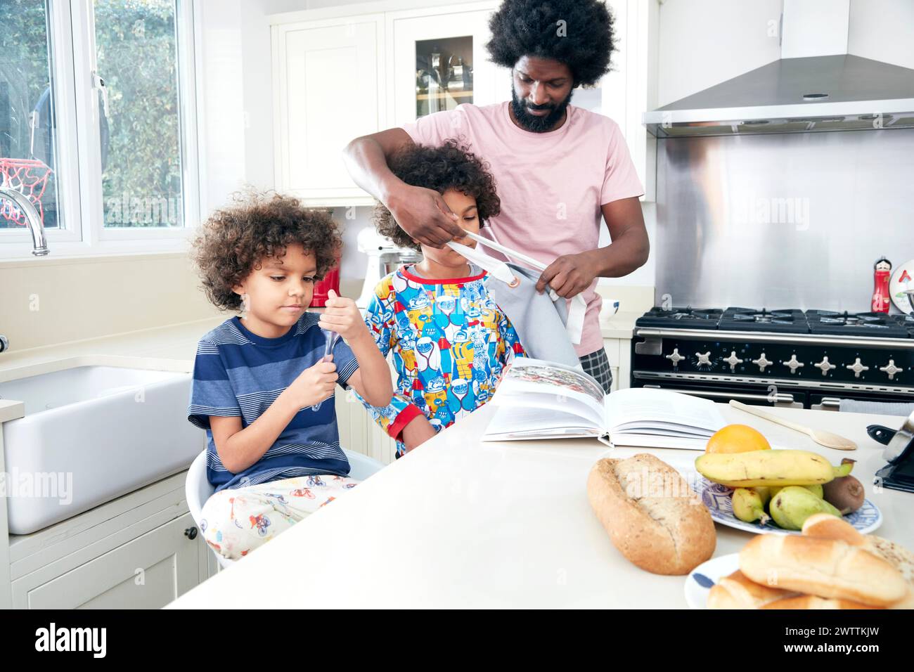 Parent children cooking food hi-res stock photography and images - Alamy