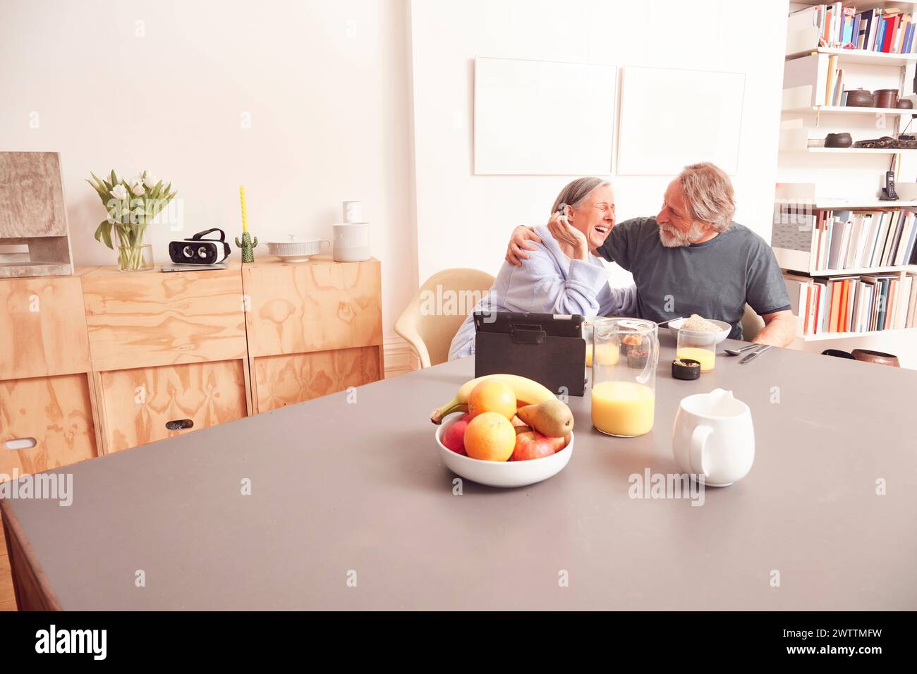 Elderly people laughing hi-res stock photography and images - Alamy