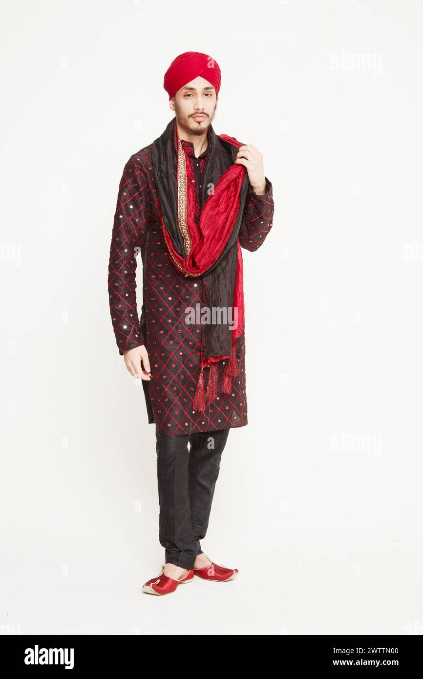 Traditional south asian attire hi-res stock photography and images - Alamy