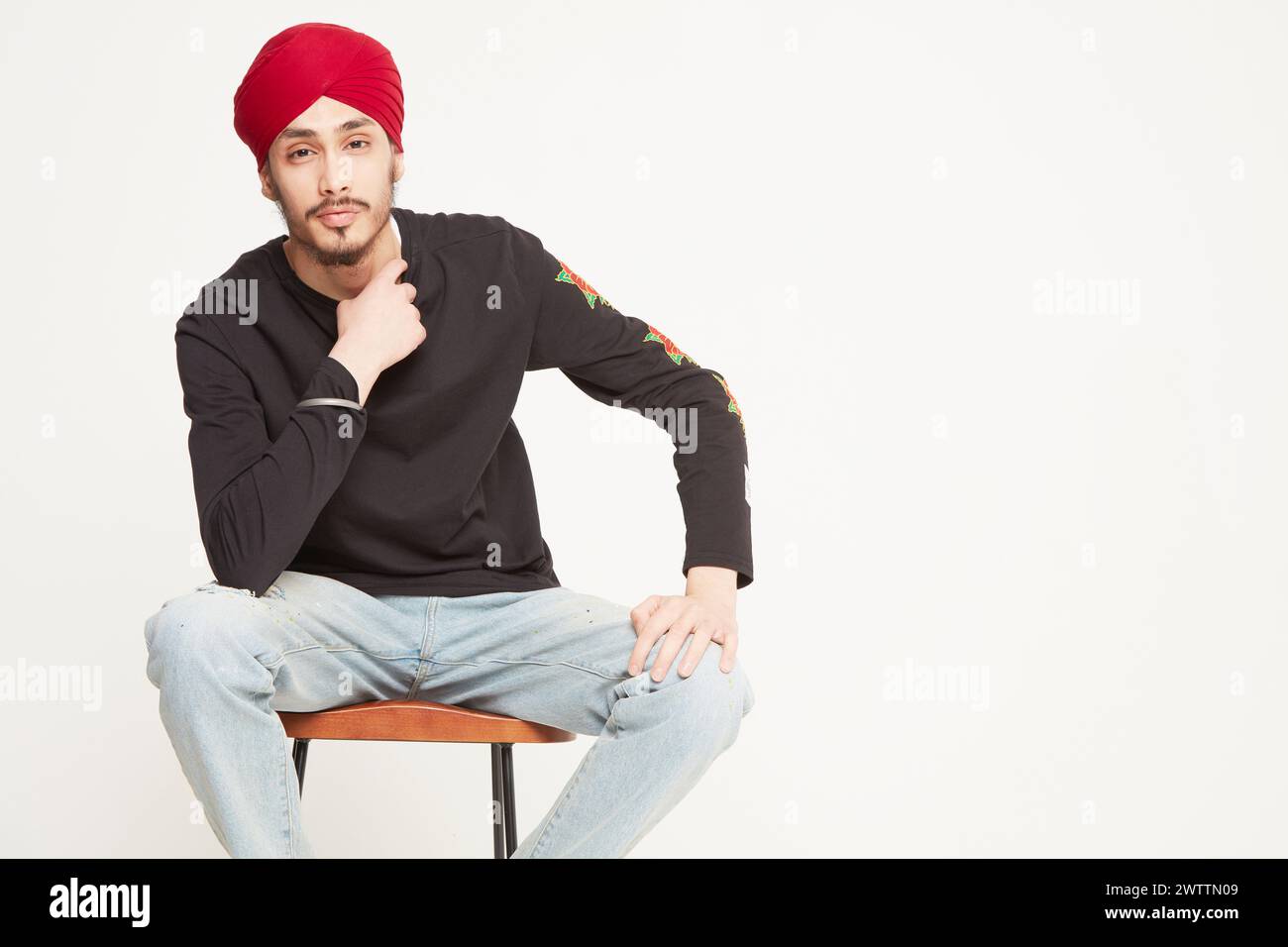 Black man sitting on a stool hi-res stock photography and images - Alamy