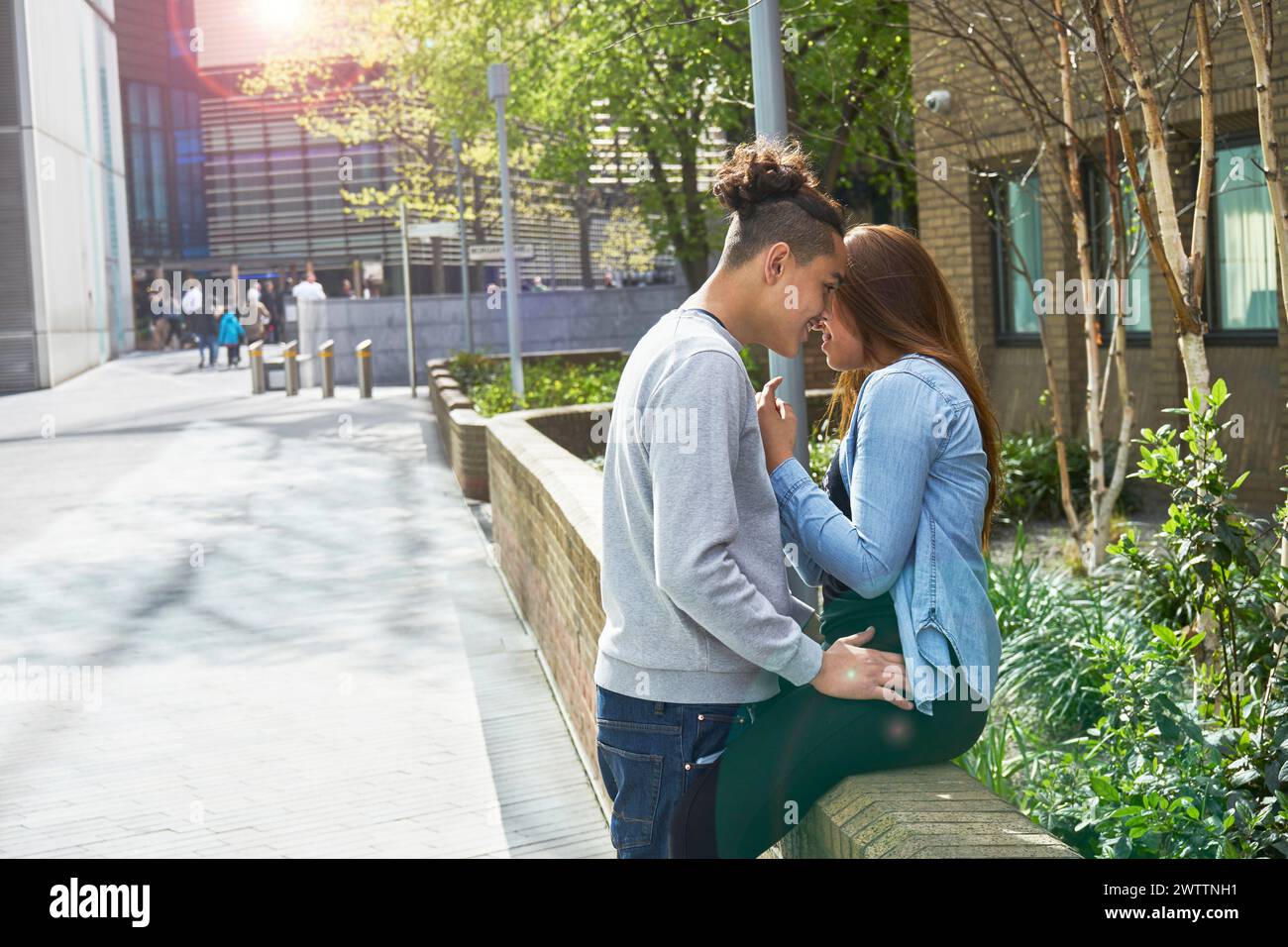 Couple kiss on street hi-res stock photography and images - Alamy
