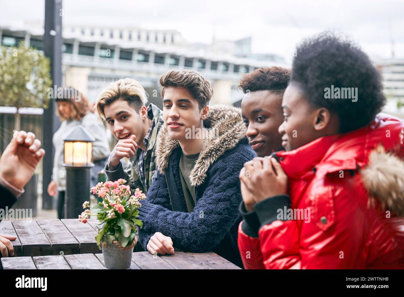 Diverse teenagers enjoying outdoor hi-res stock photography and images ...