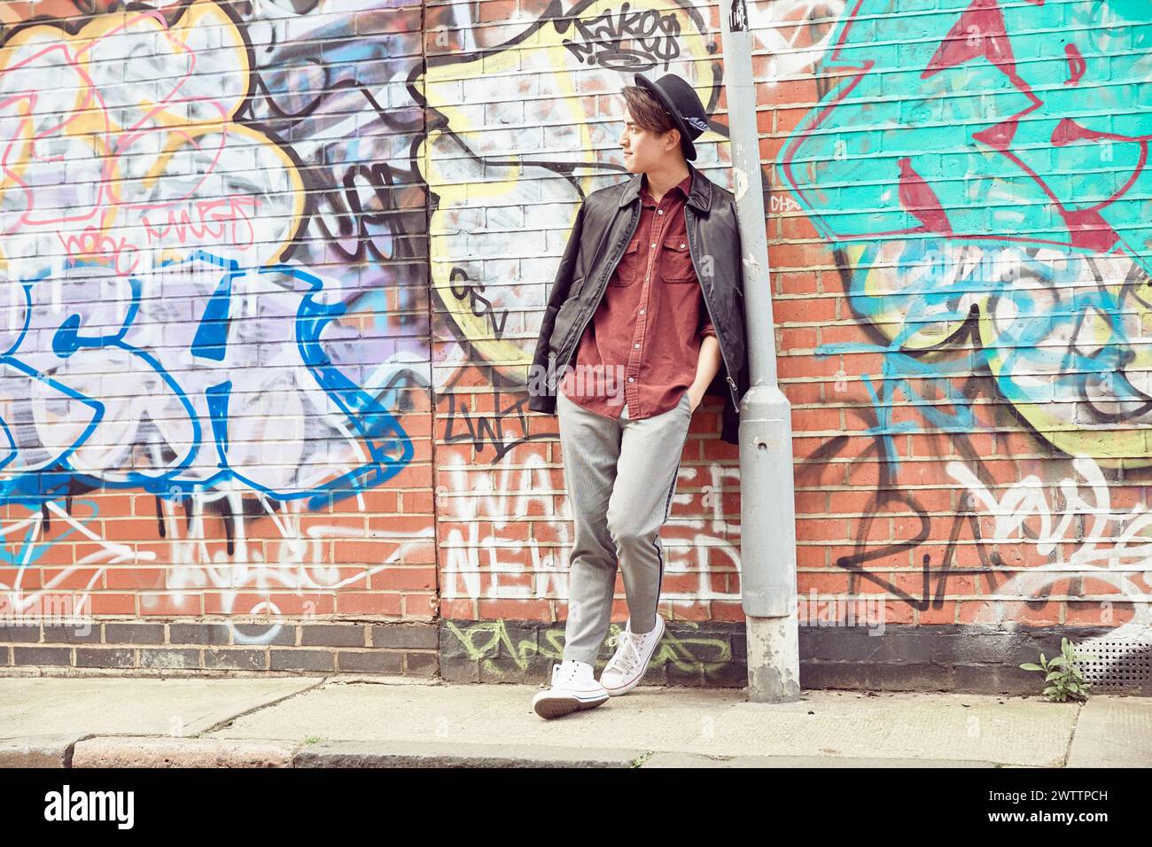 Leaning against a wall hi-res stock photography and images - Alamy