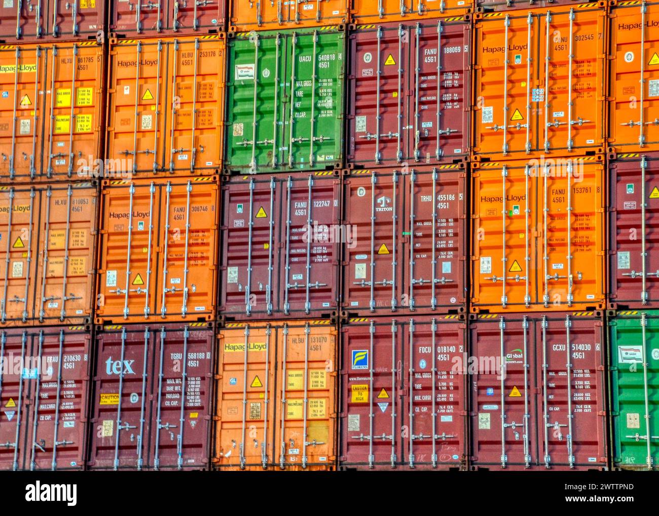 Shipping containers at dublin port hi-res stock photography and images ...