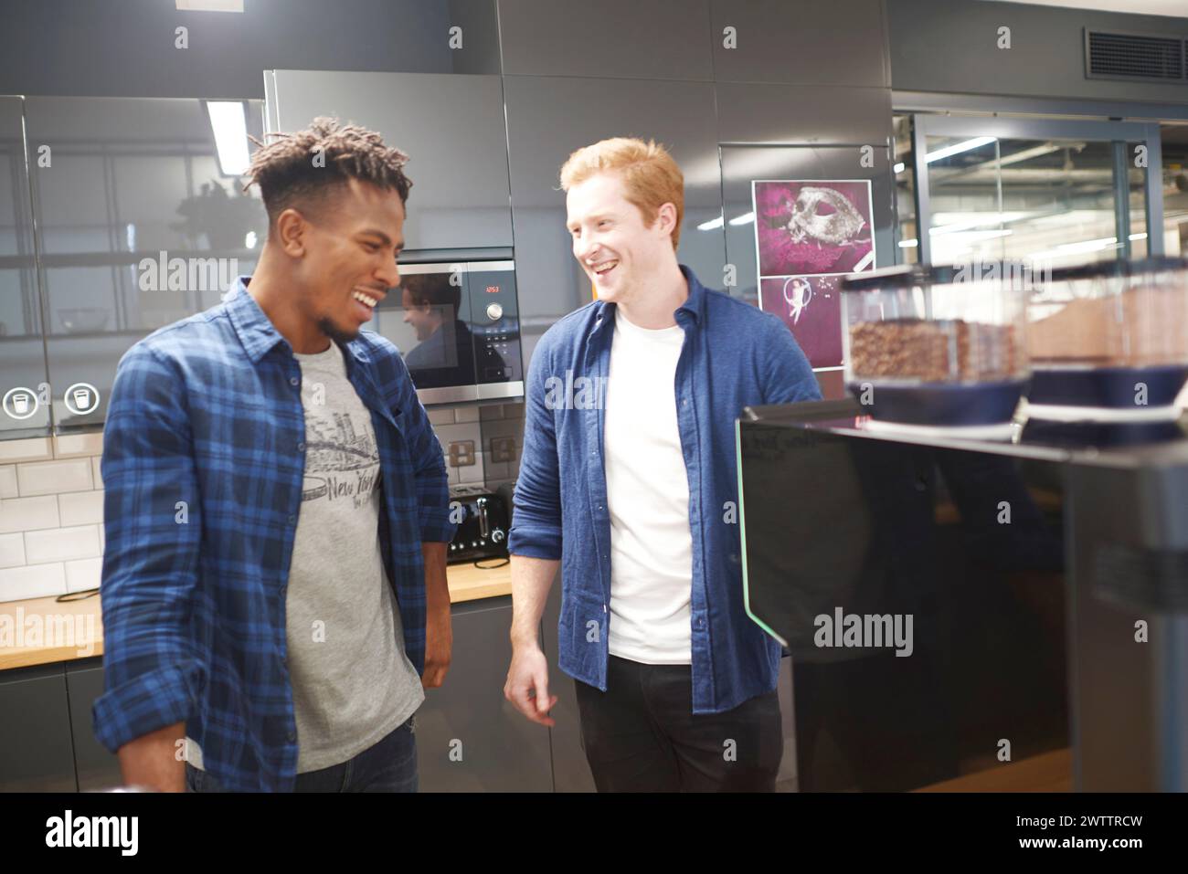 Men in a kitchen hi-res stock photography and images - Alamy