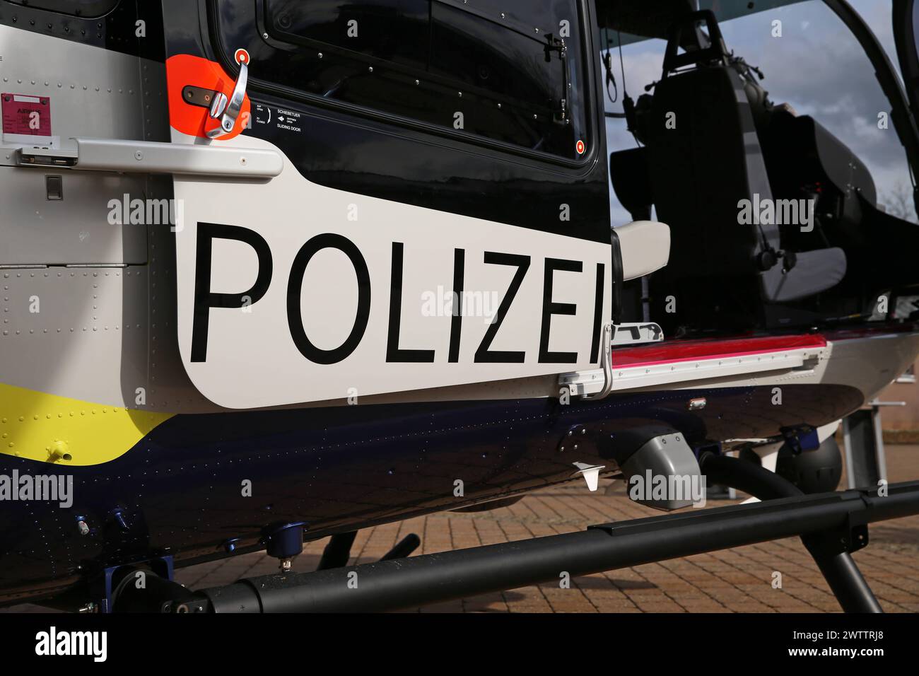Ein Helikopter der Bayerischen Polizei vom Typ Airbus H145 D3 mit der ...