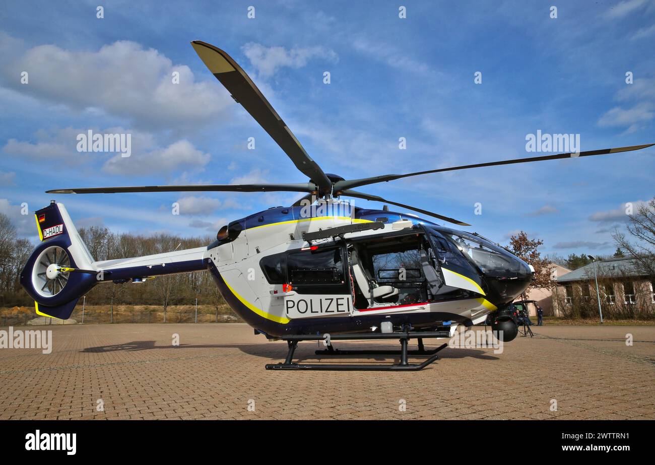 Ein Helikopter der Bayerischen Polizei vom Typ Airbus H145 D3 mit der ...