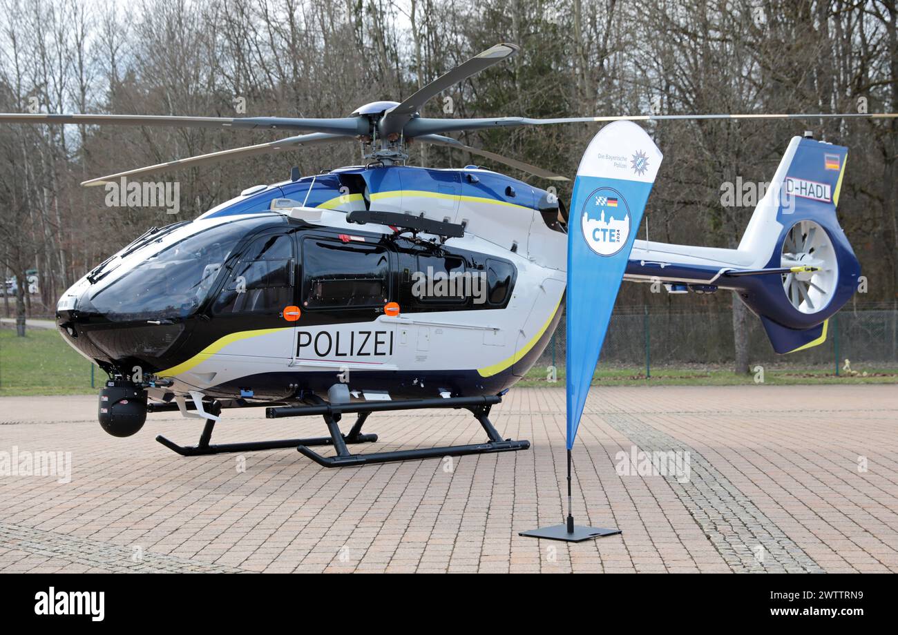 Ein Helikopter der Bayerischen Polizei vom Typ Airbus H145 D3 mit der ...