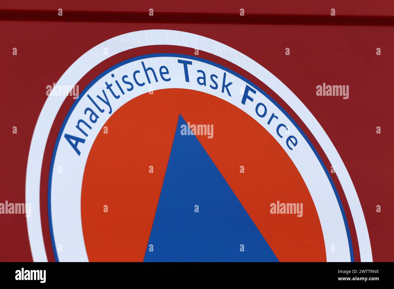 Schriftzug Analytische Task Force auf einem Fahrzeug der ...