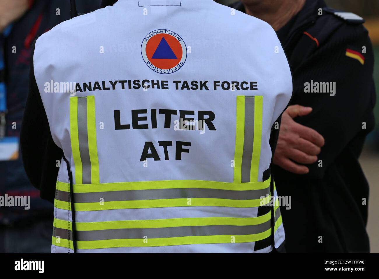 Schriftzug Analytische Task Force Leiter ATF auf der Bekleidung des ...