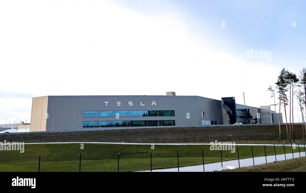 Fabrik von Tesla in Gruenheide, Logo - Schriftzug an der Fassade, Tesla ...