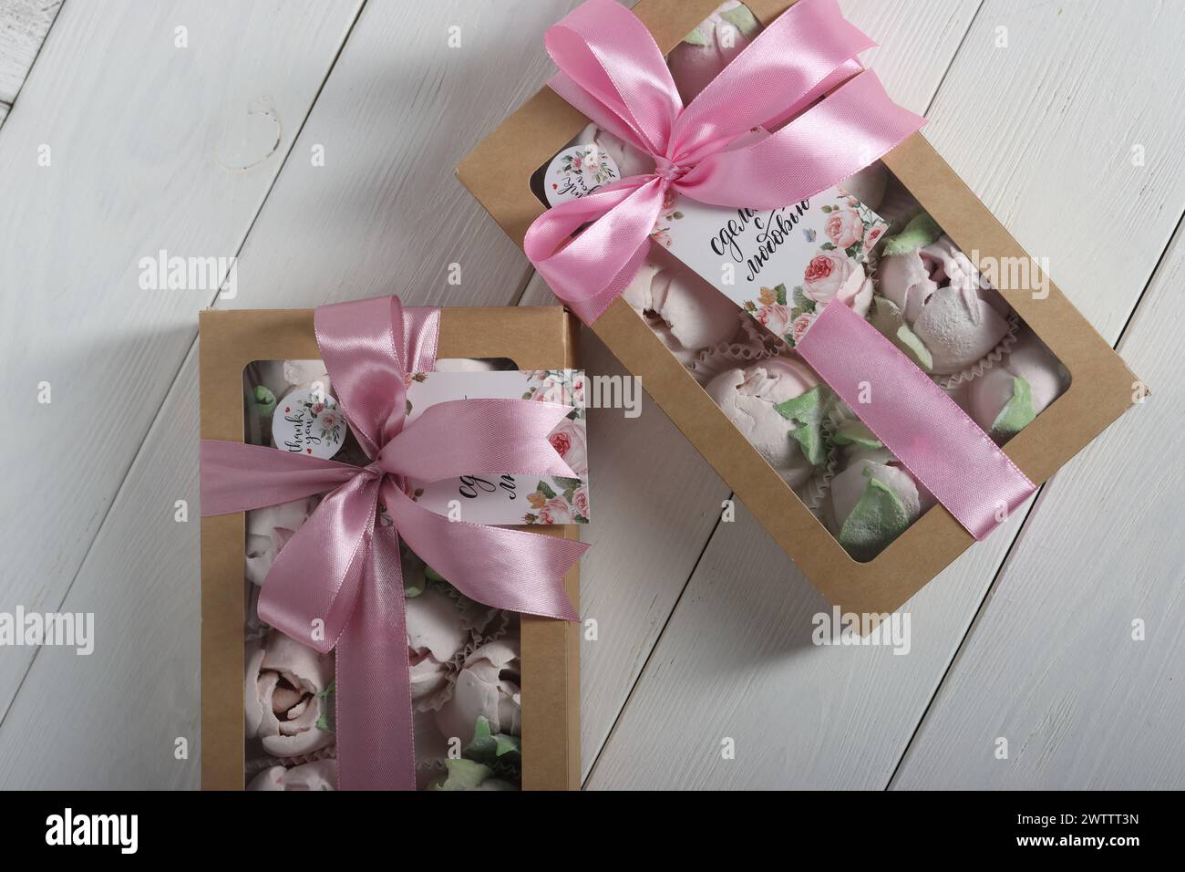 Marshmallows in gift boxes with a transparent lid. The boxes are tied ...