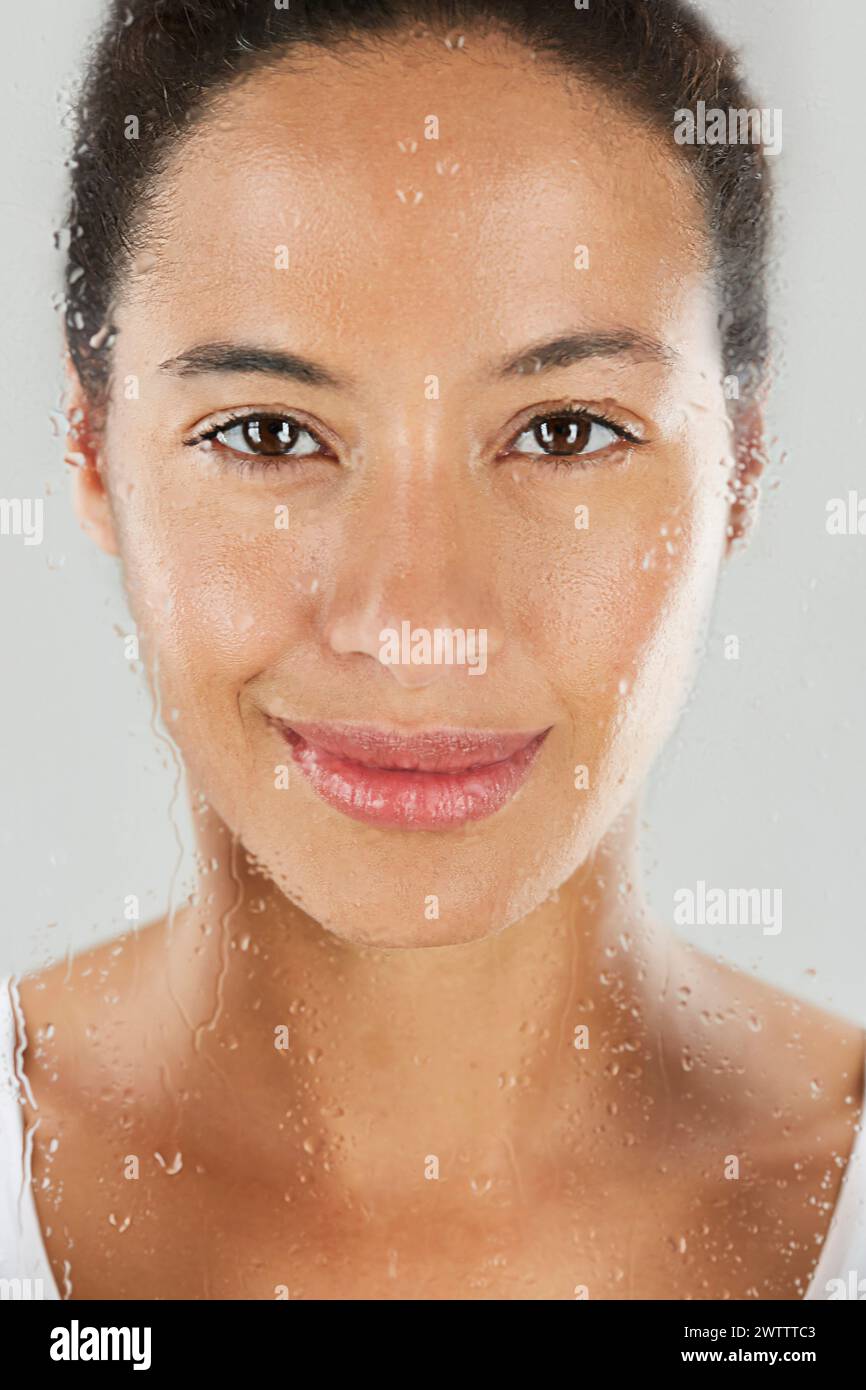 Droplets face woman hi-res stock photography and images - Alamy