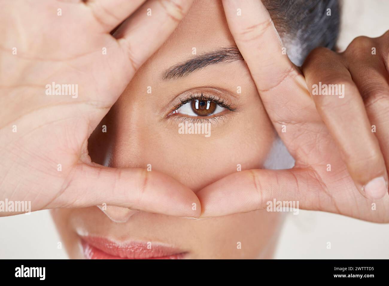 Hand eye frame hi-res stock photography and images - Alamy