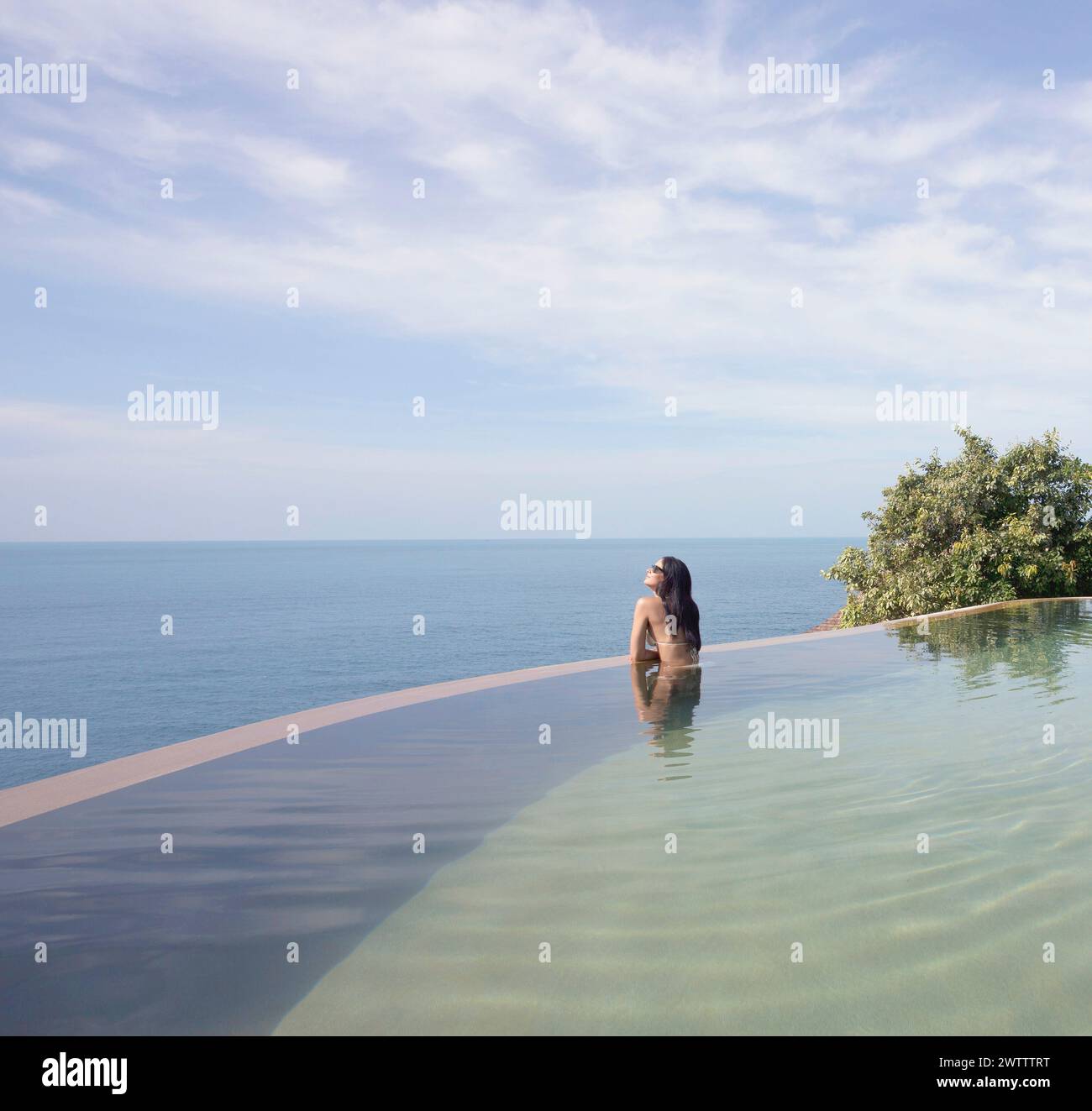 Infinity pool overlooking ocean hi-res stock photography and images - Alamy