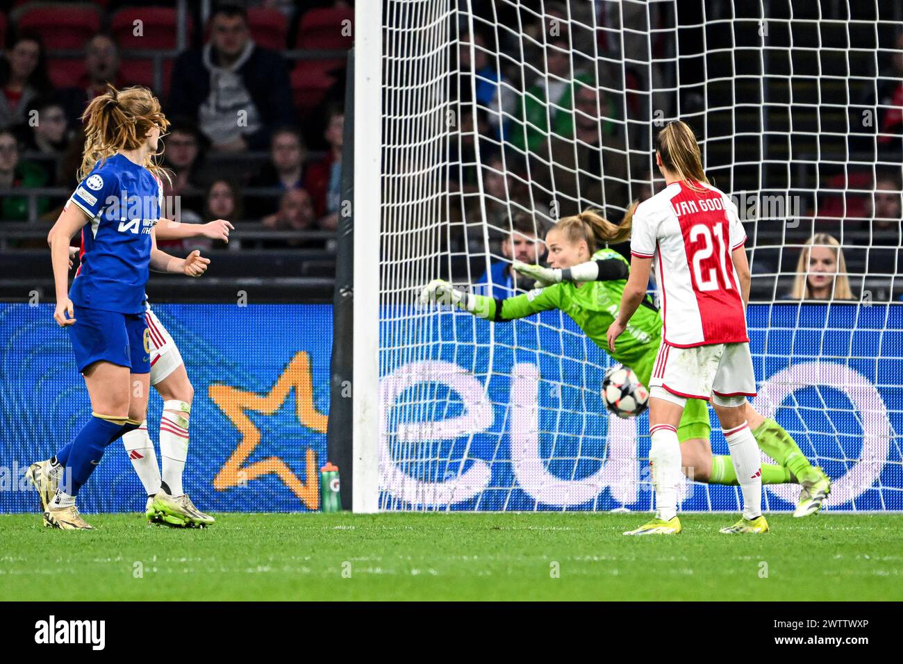 AMSTERDAM - Sjoeke Nusken of Chelsea FC scores the 0-3 during the UEFA ...