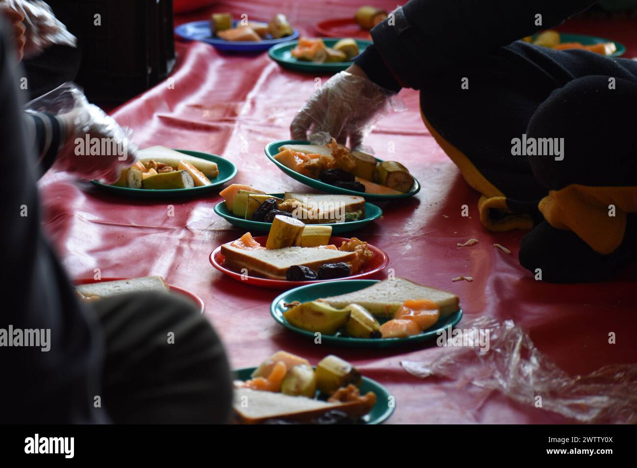 Non Exclusive: Kashmiri Muslims offer food for people to them break ...