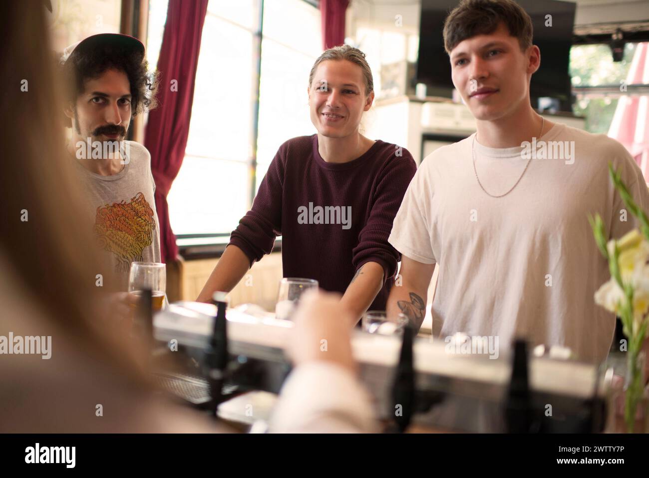 Group of people in coffee shop hi-res stock photography and images - Alamy