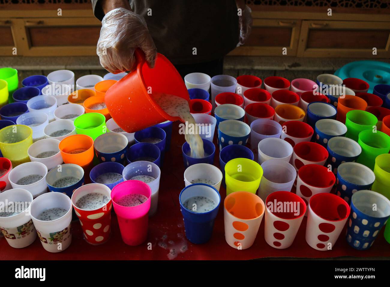 Non Exclusive: Kashmiri Muslims offer food for people to them break ...