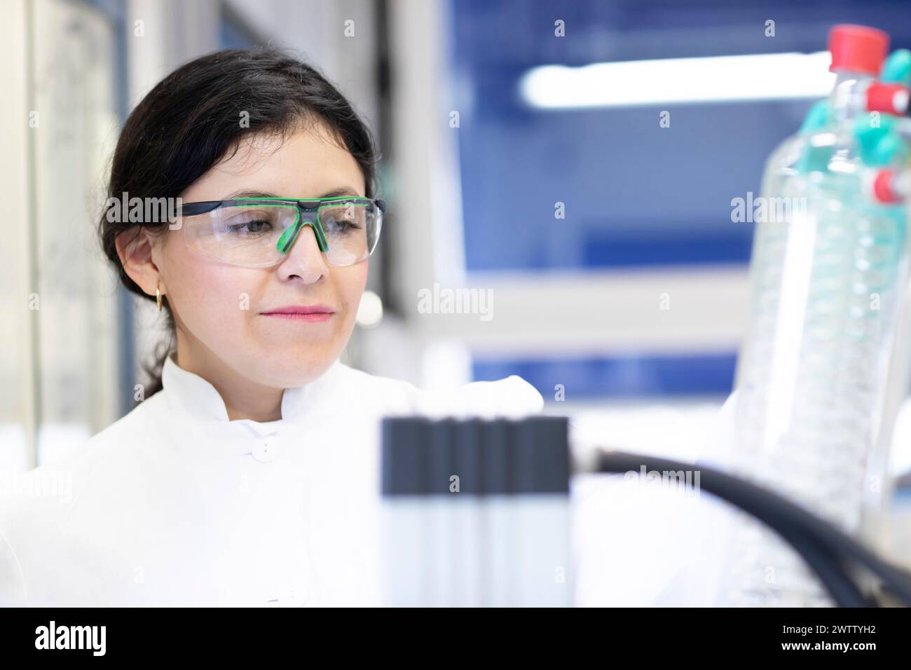 Laboratory setting hi-res stock photography and images - Alamy