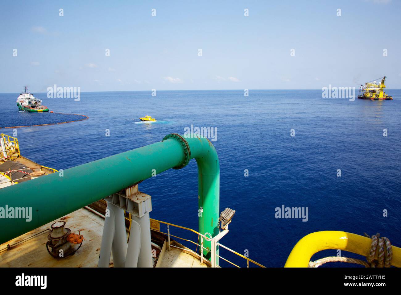 Pipeline platform hi-res stock photography and images - Alamy