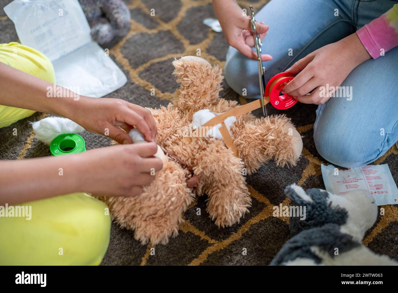 Children and teddy bear hi-res stock photography and images - Alamy