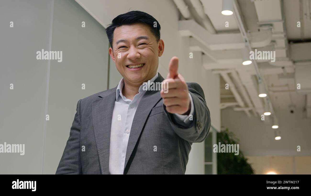 Advisor showing like gesture hi-res stock photography and images - Alamy