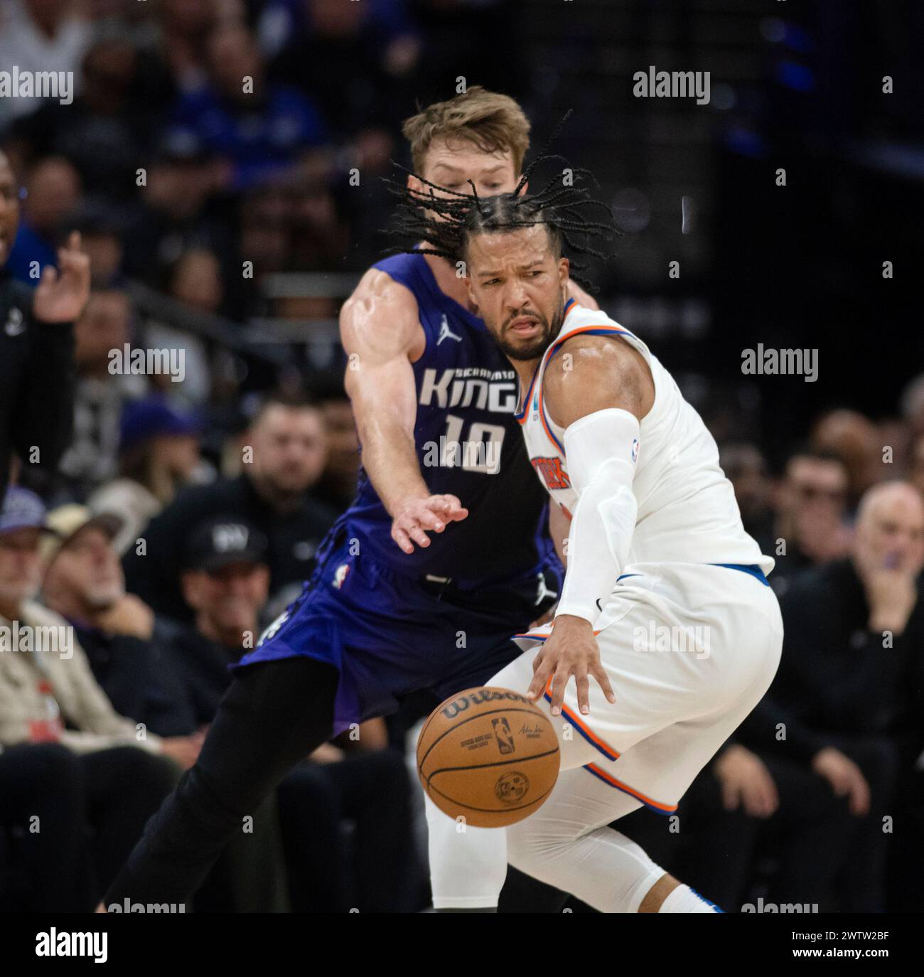 Sacramento Kings forward Domantas Sabonis (10) defends New York Knicks guard Jalen Brunson (11 ...