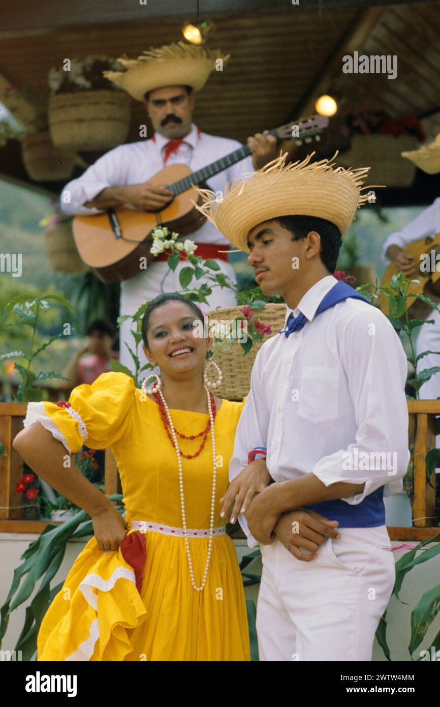 Puerto rico dance traditional hi-res stock photography and images - Alamy