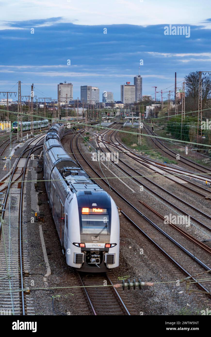 Zug auf den Gleisen westlich des Hauptbahnhof von Essen, Skyline der ...