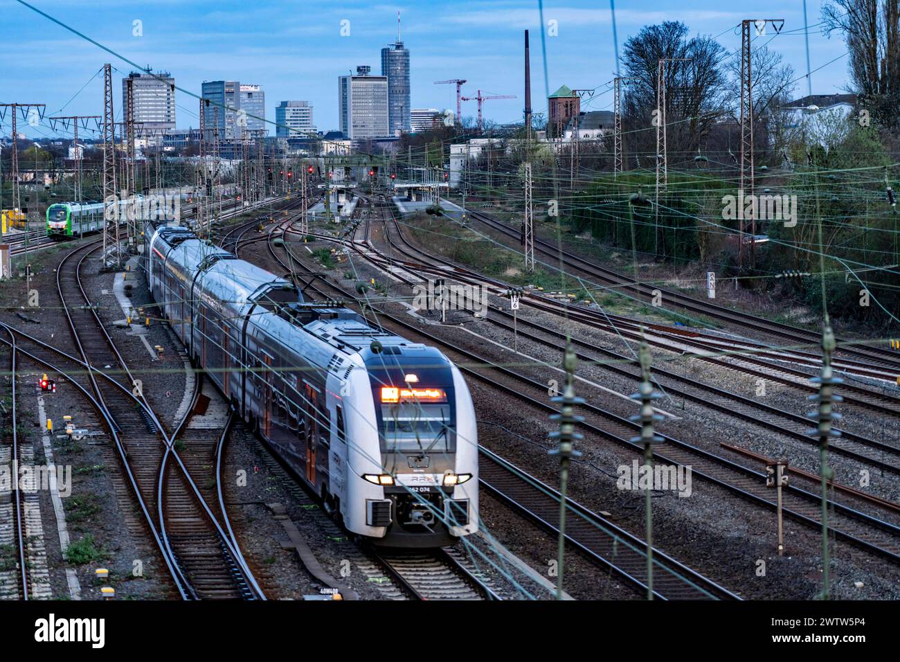 Zug auf den Gleisen westlich des Hauptbahnhof von Essen, Skyline der ...