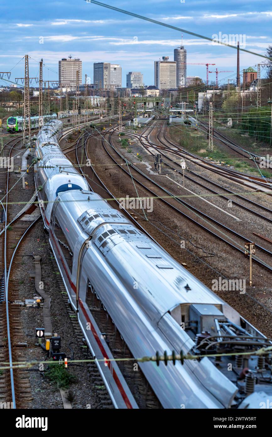 Zug auf den Gleisen westlich des Hauptbahnhof von Essen, Skyline der ...
