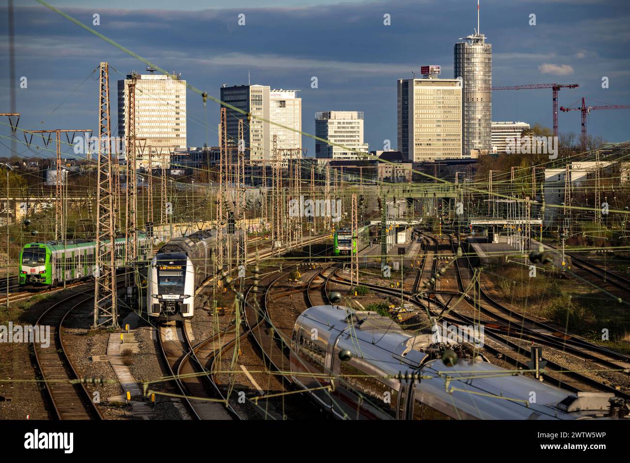 Zug auf den Gleisen westlich des Hauptbahnhof von Essen, Skyline der ...