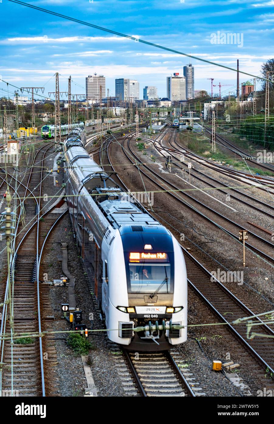 Zug auf den Gleisen westlich des Hauptbahnhof von Essen, Skyline der ...