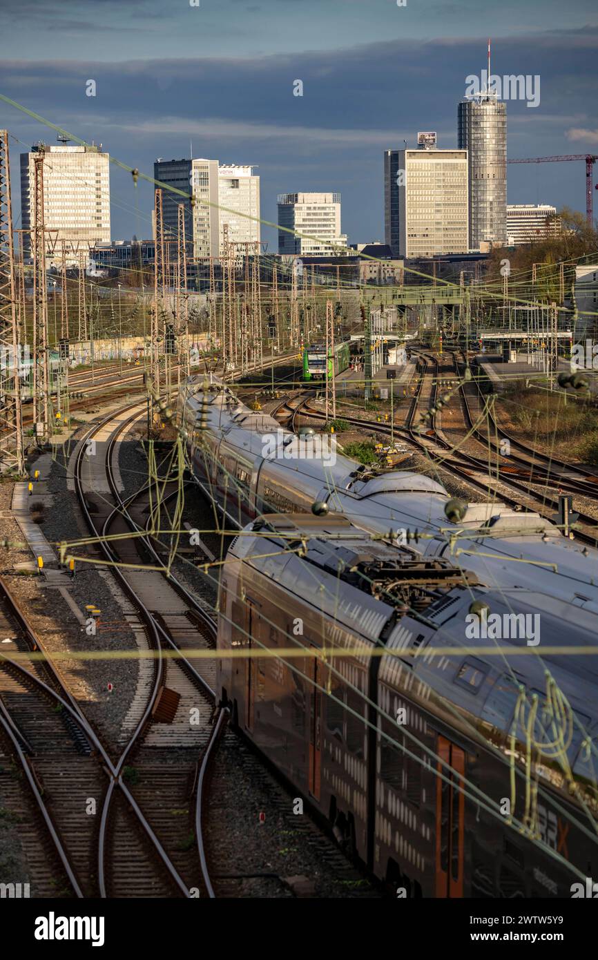 Zug auf den Gleisen westlich des Hauptbahnhof von Essen, Skyline der ...