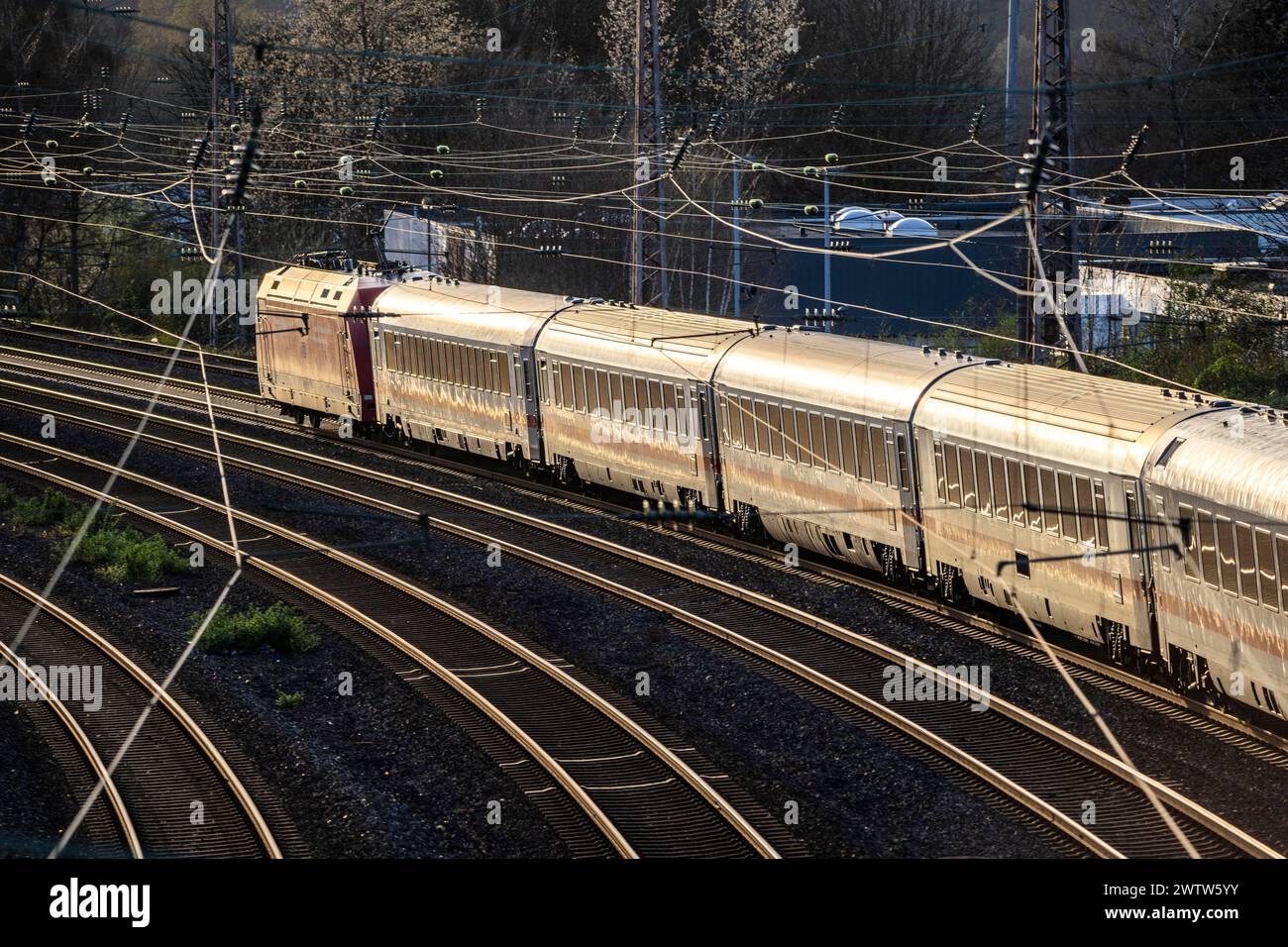 Intercity, IC Zug auf den Gleisen, Bahnanlage, Schienenstrecke ...