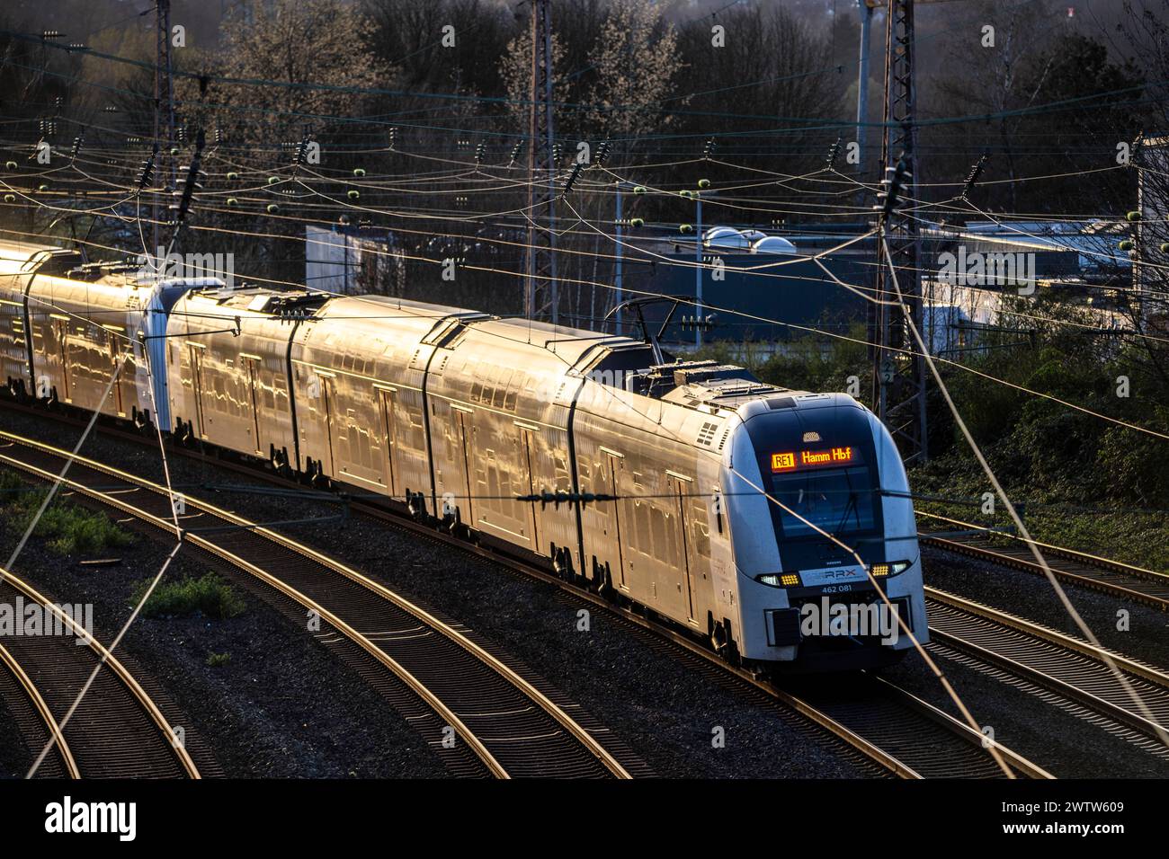Rhein-Ruhr-Express, RRX Zug auf den Gleisen, Bahnanlage ...
