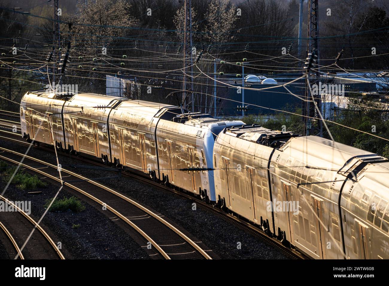 Rhein-Ruhr-Express, RRX Zug auf den Gleisen, Bahnanlage ...