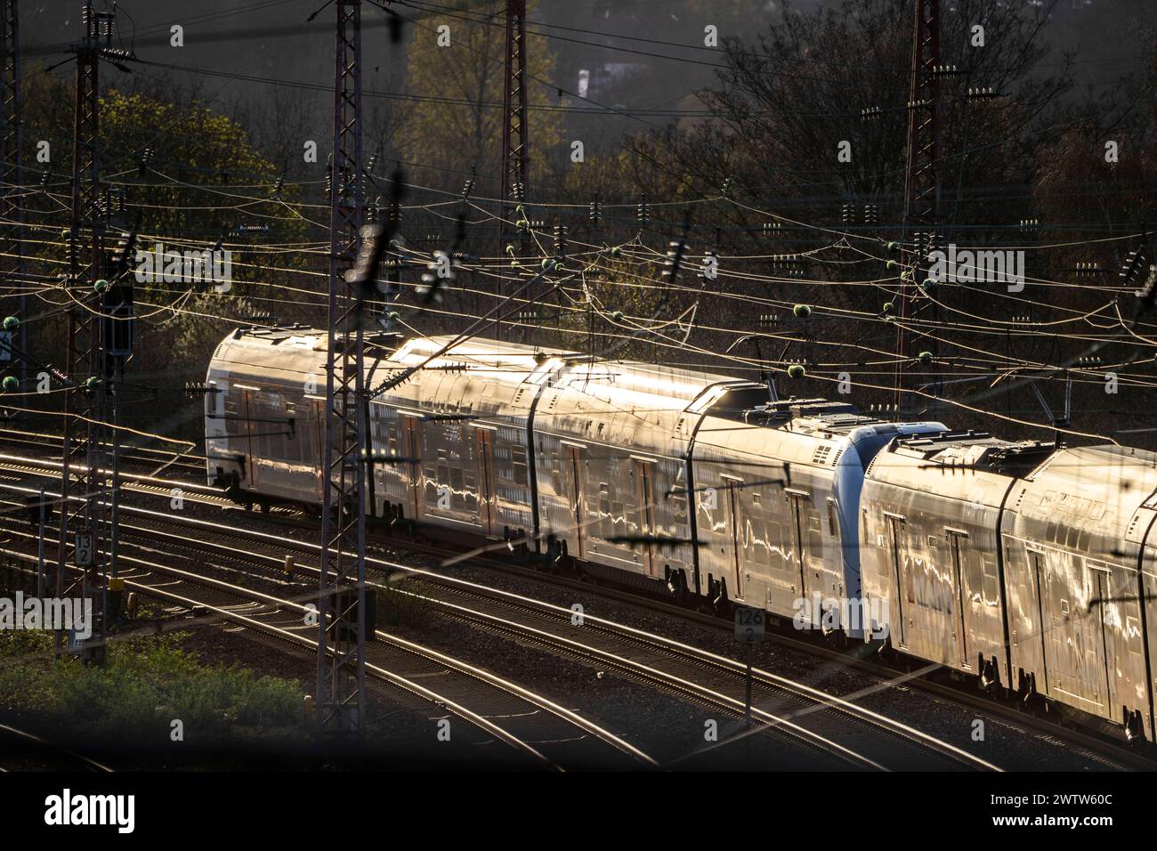 Rhein-Ruhr-Express, RRX Zug auf den Gleisen, Bahnanlage ...