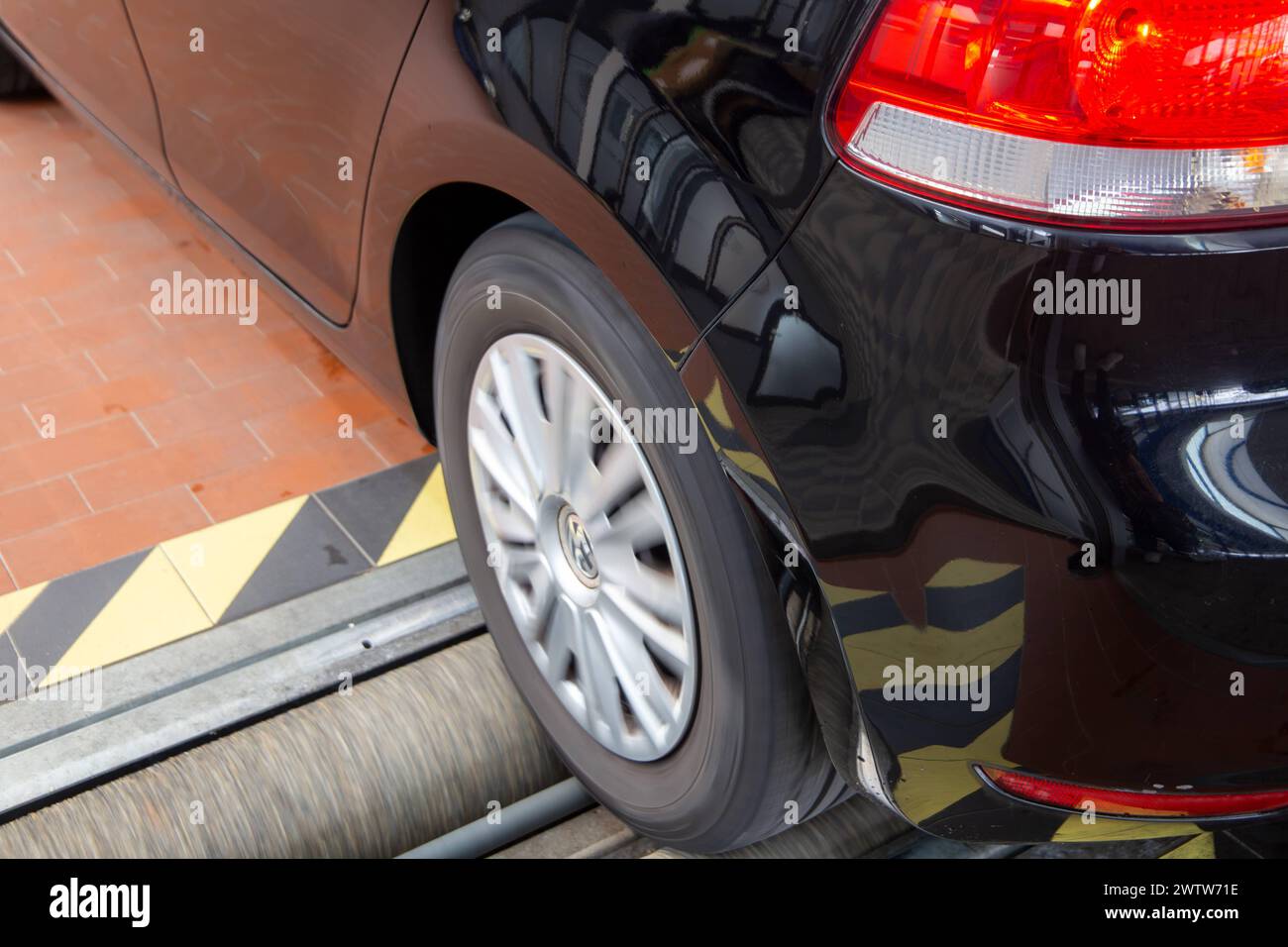 VW Golf auf dem Bremsenprüfstand Bremsentest bei der Hauptuntersuchung ...