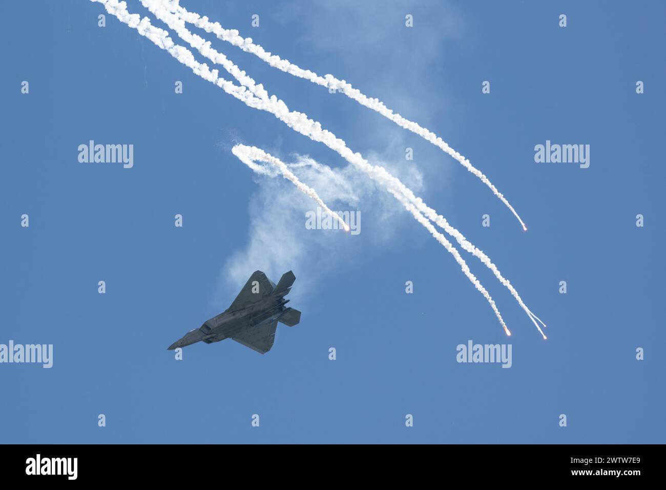 U.S. Air Force F-22 Raptor Demonstration Team shoots flares out of the ...
