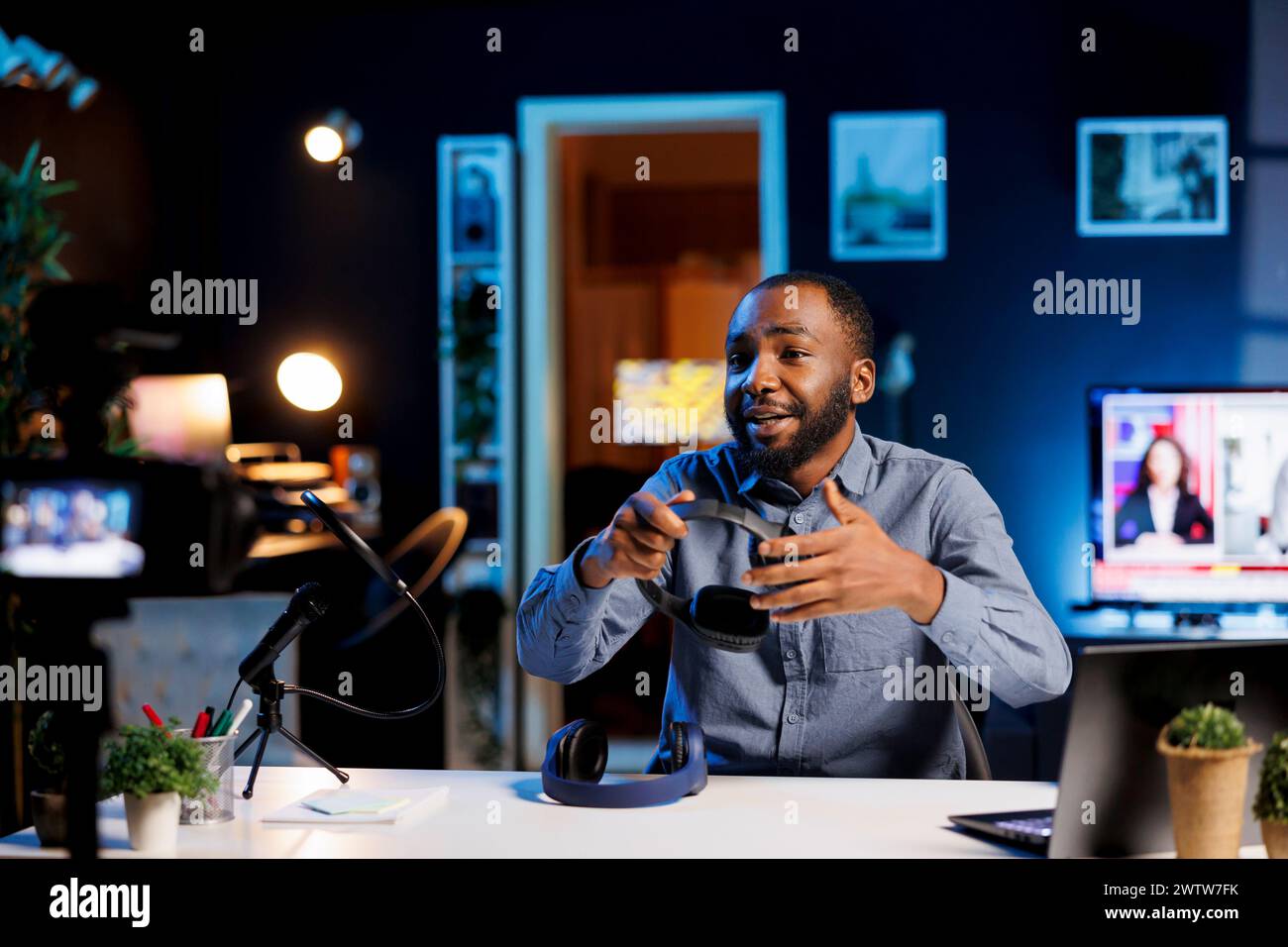 Internet show host presenting hi-res stock photography and images - Alamy