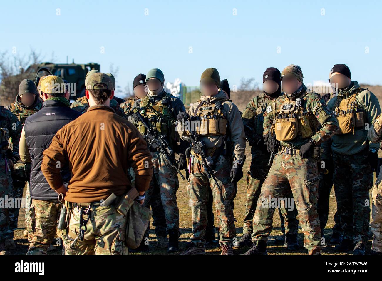 Green Berets assigned to 10th Special Forces Group (Airborne) instruct ...