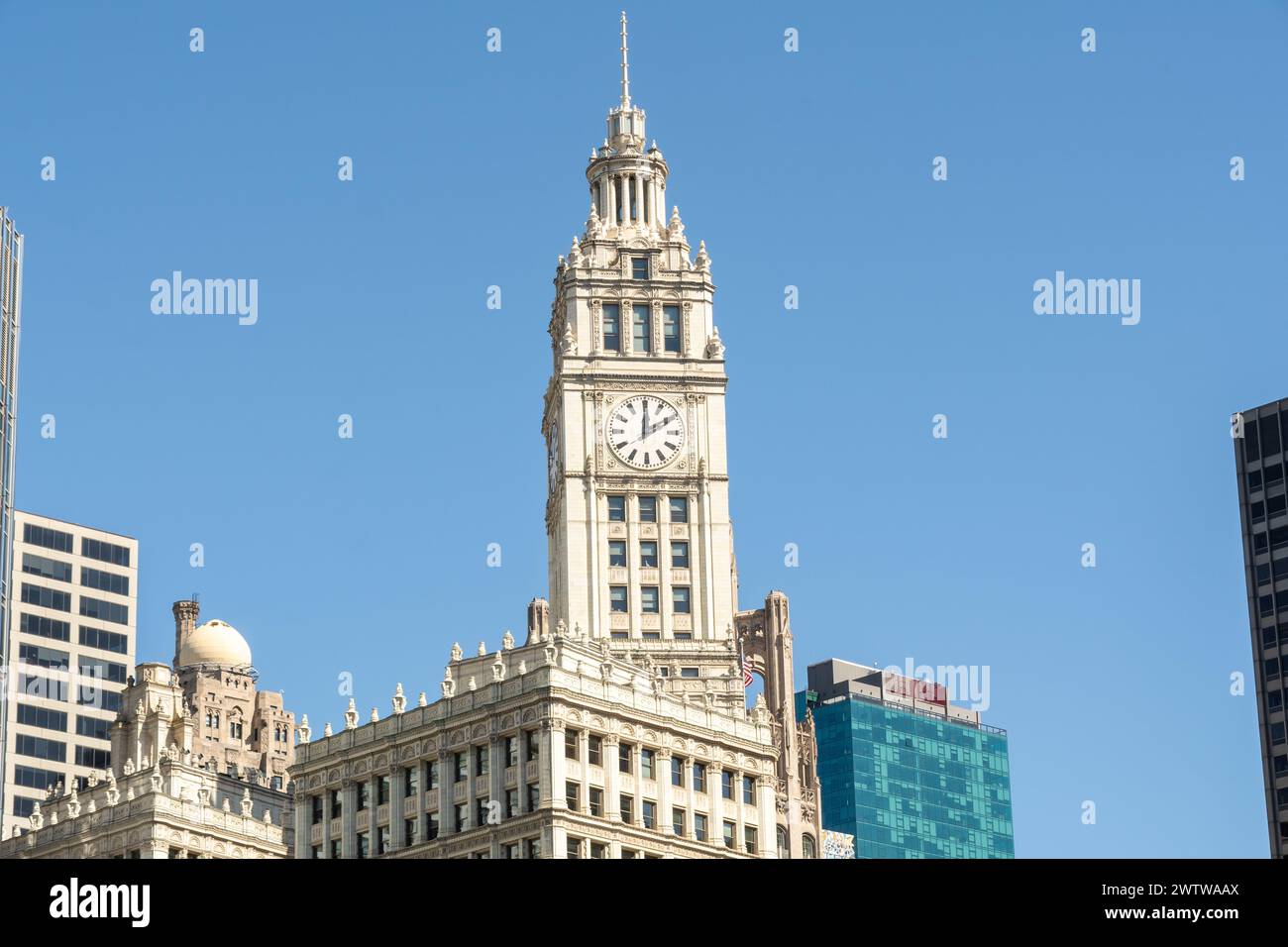 Archetecture and details of the diverse buildings in downtown Chicago ...