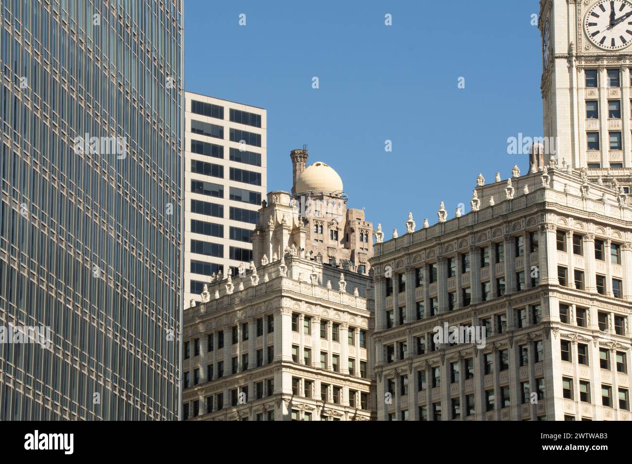 Archetecture and details of the diverse buildings in downtown Chicago ...