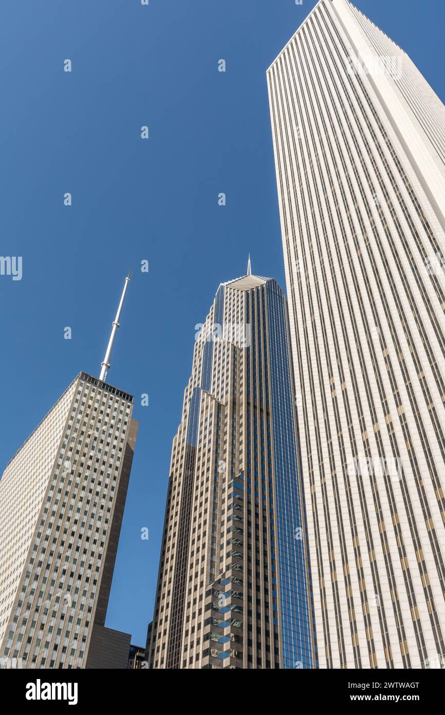 Archetecture and details of the diverse buildings in downtown Chicago ...