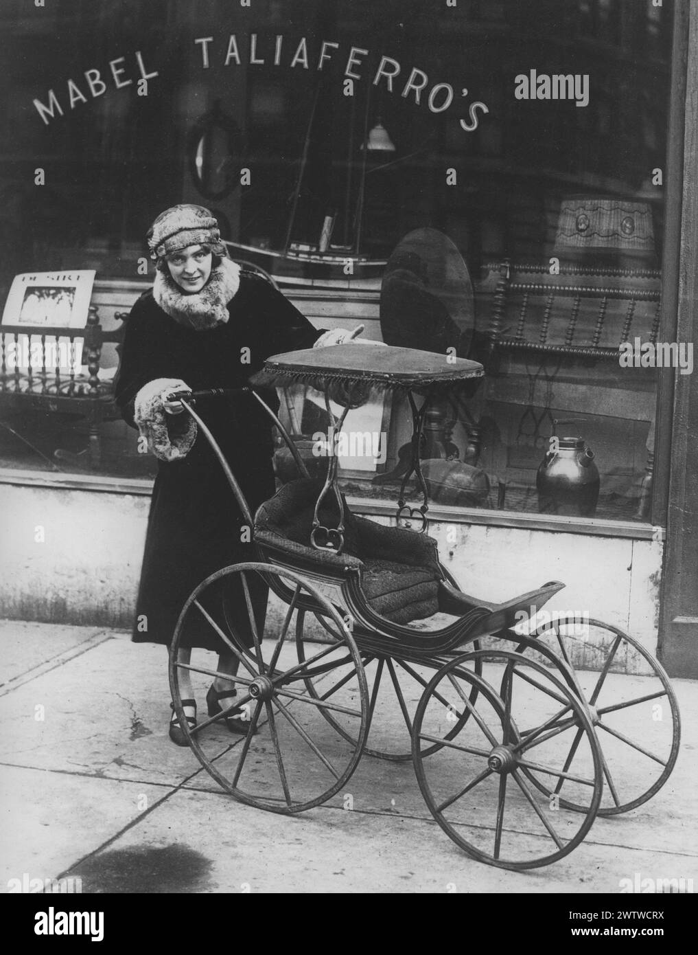 Antique shows hi-res stock photography and images - Alamy