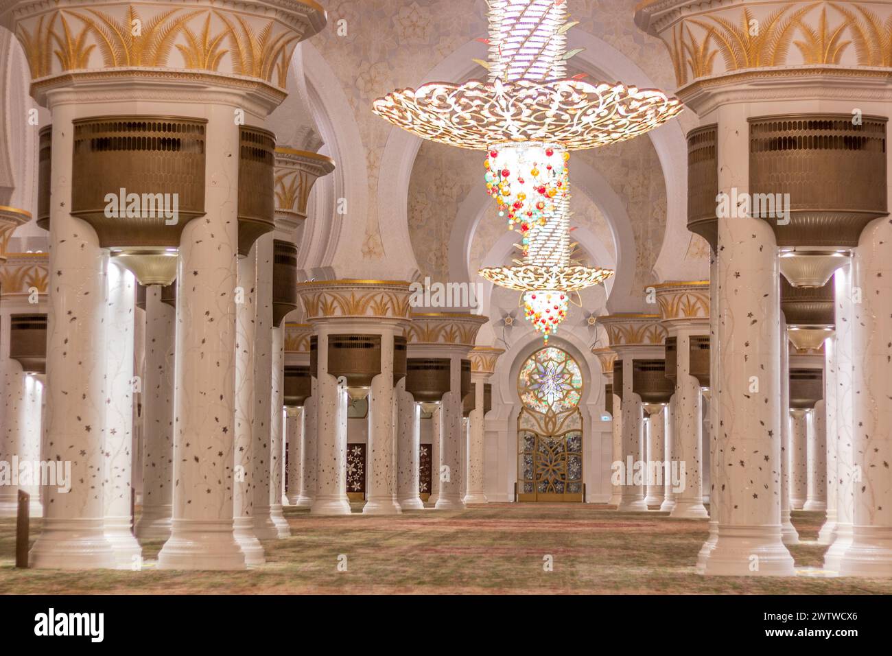 ABU DHABI, UAE - OCTOBER 17, 2021: Prayer hall of Sheikh Zayed Grand ...