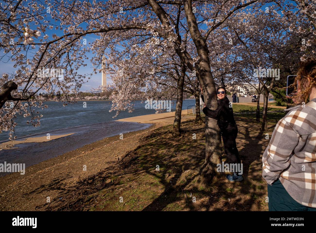 Lindsay Kaufman of Washington, right, photographs Celia Harris of ...