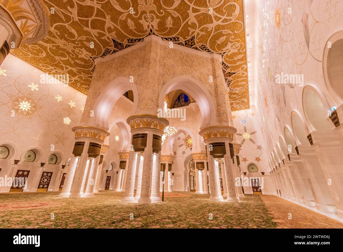 ABU DHABI, UAE - OCTOBER 17, 2021: Prayer hall of Sheikh Zayed Grand ...